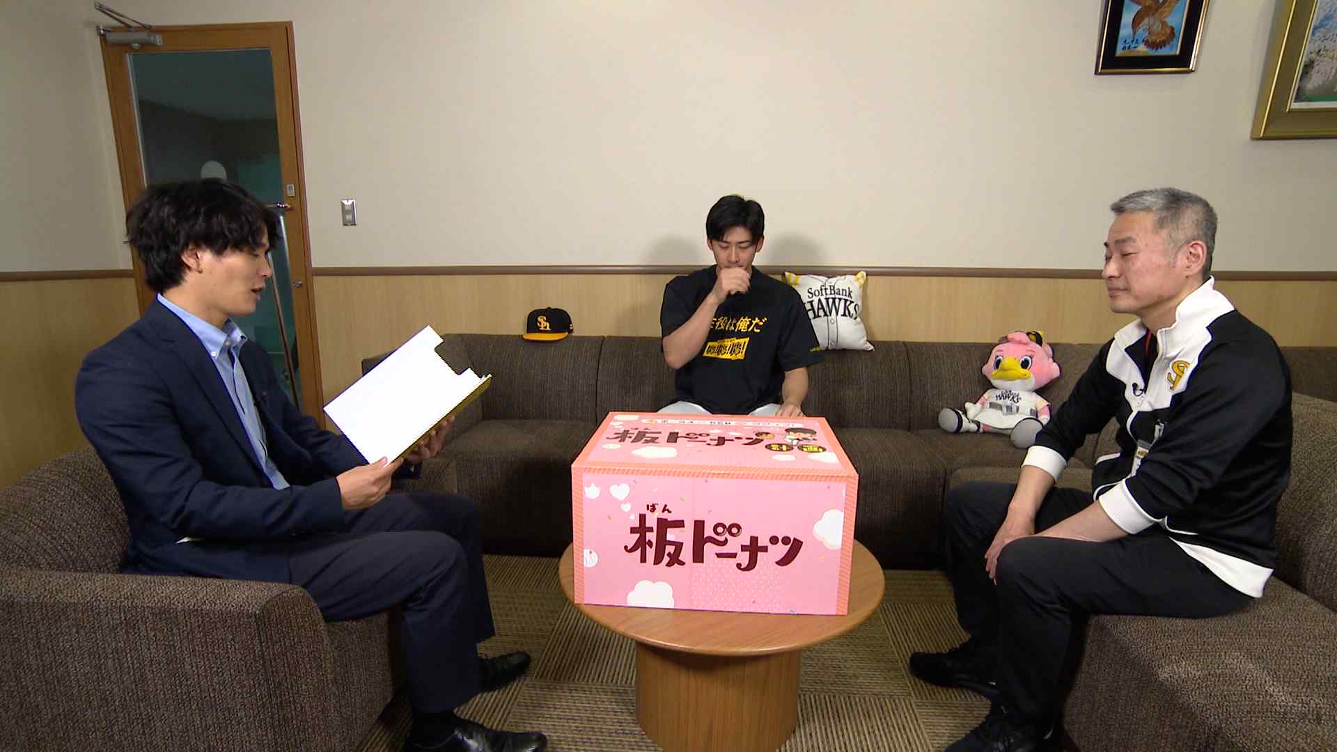 ホークス「ばんドーナツ」板東投手が試作品を実食 「なると金時」など3つの味～コラボ企画・第3弾 - RKB毎日放送