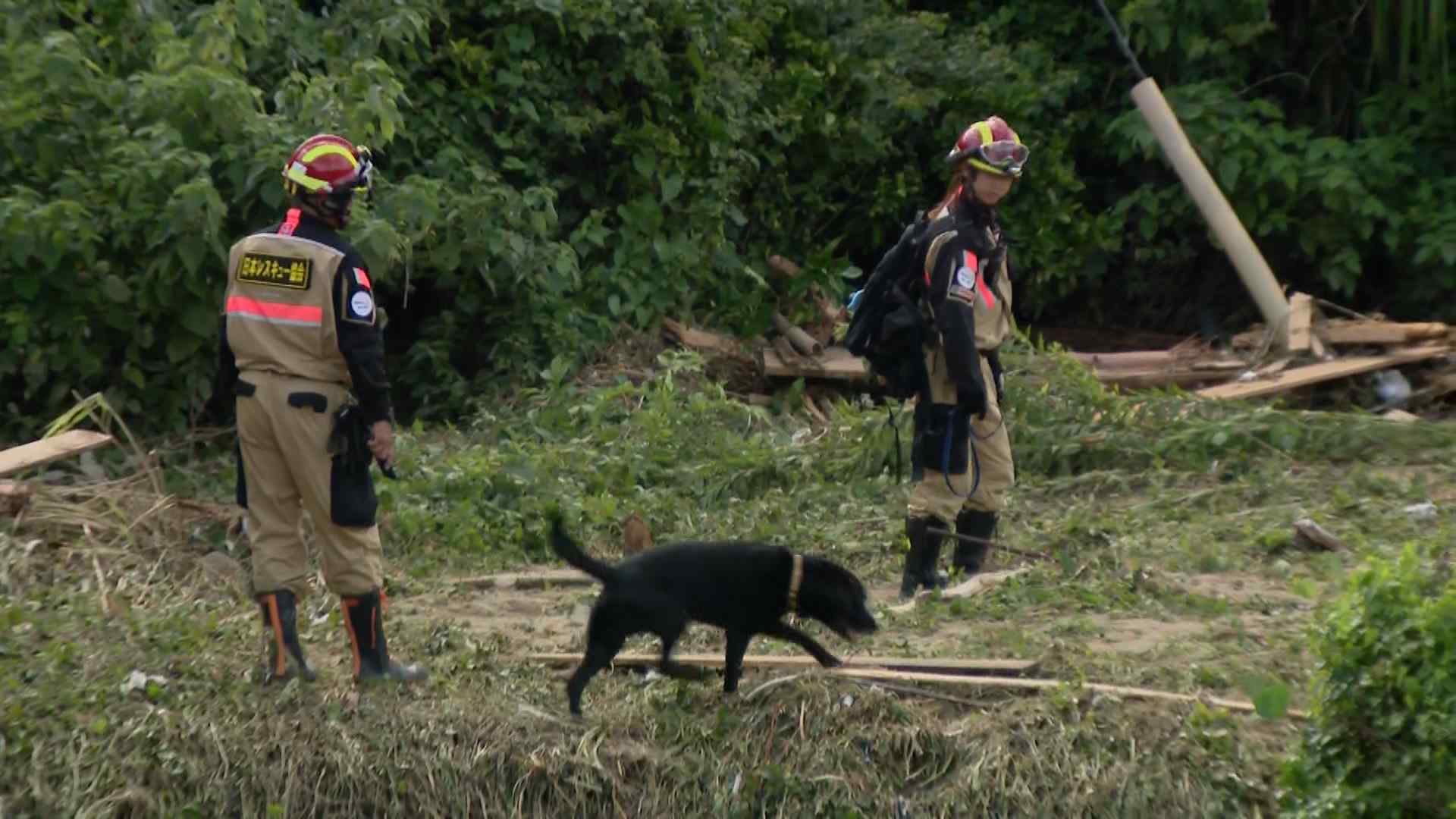 救助犬が土砂崩れで行方不明の2人を捜索、九州を襲った“記録的豪雨”で福岡・佐賀の死者は計6人に 九州に大雨 - RKB毎日放送