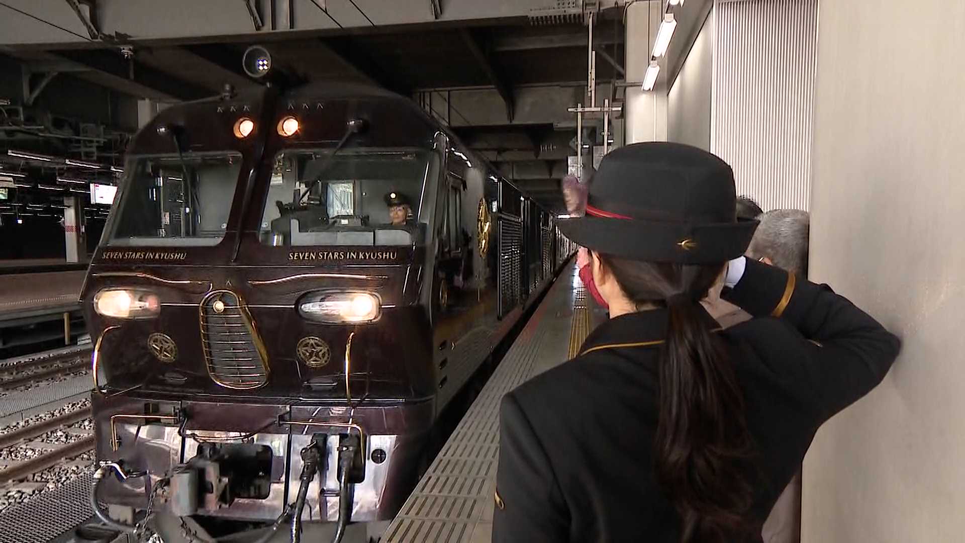お土産メーカーの“主戦場”JR博多駅…駅長の鐘ヶ江理恵さんが目指す通り過ぎる場所ではなく賑わいの中心 - RKB毎日放送