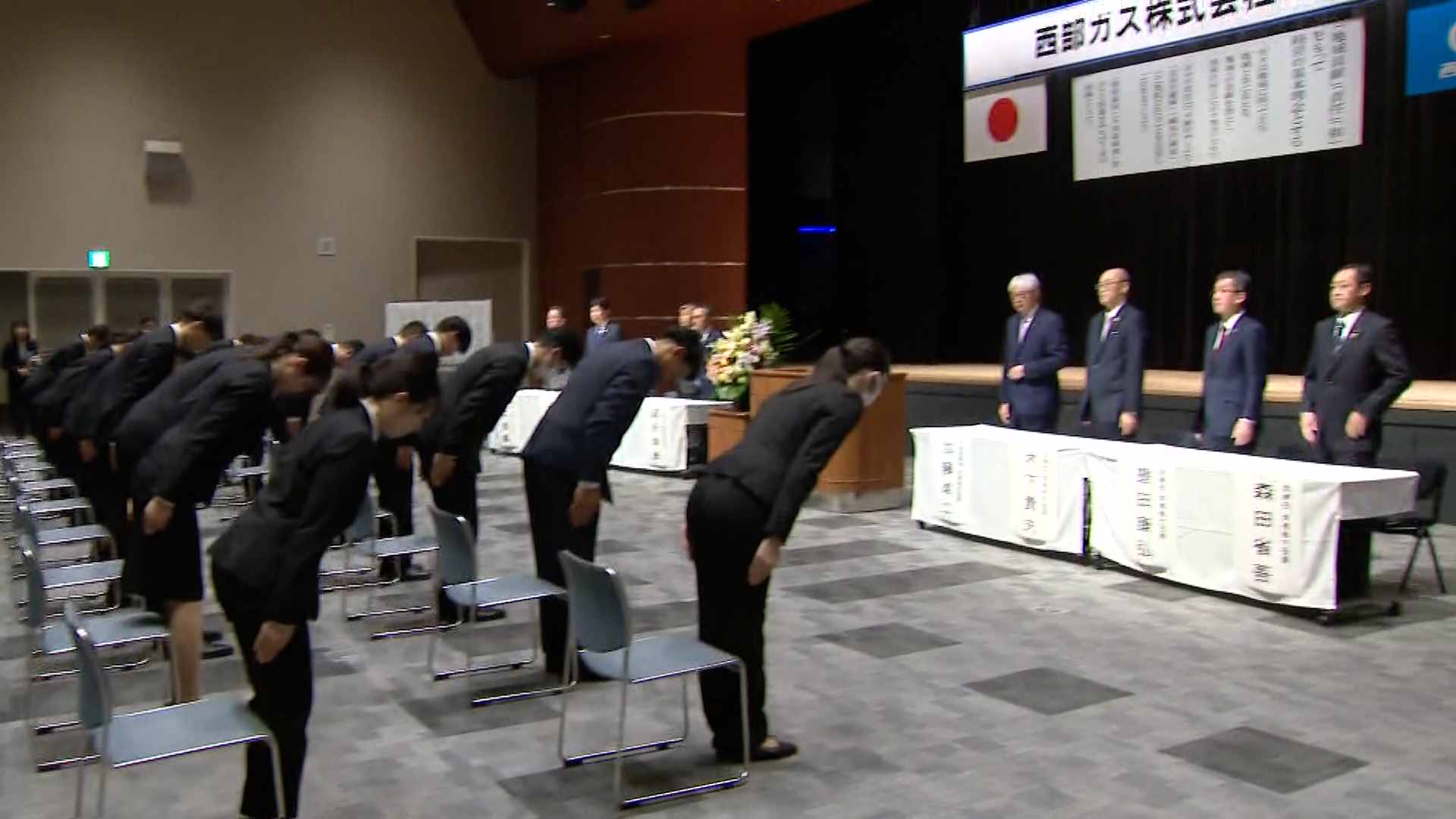 「初任給を4万5000円上げます」新社会人にサプライズ昇給 ホークスの入社式は「入団会見」方式で - RKB毎日放送